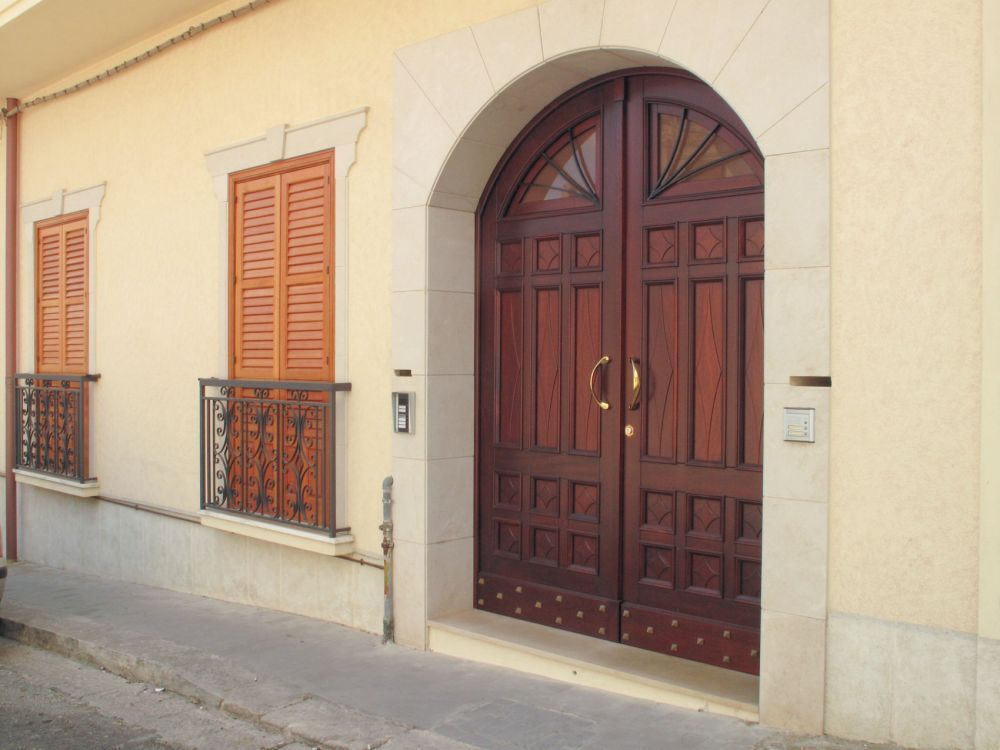 porticato tradizionale con bugne in legno massello | Masetti - Sicilia