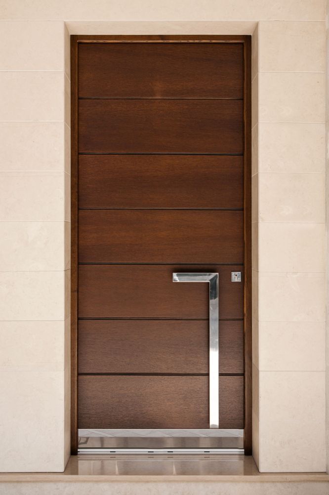 Realizzazione di portoni in legno di design con maniglione in acciaio