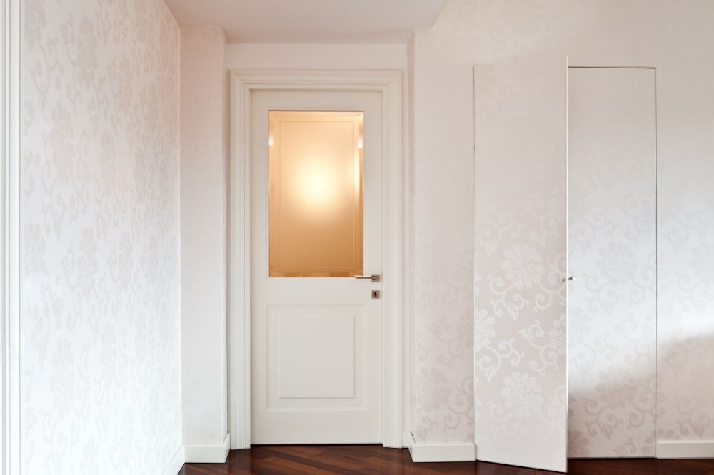 Porta classica laccata in legno e vetro da interni su misura con bugne