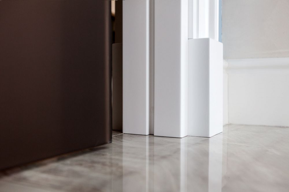 Porte per interni di design su misura in legno e vetro con decorazioni